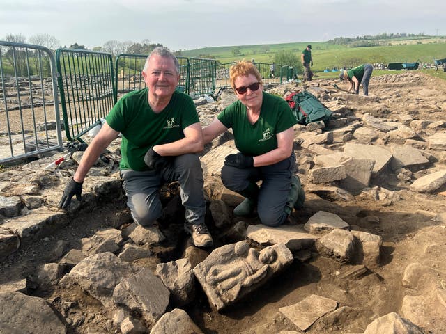 Arqueólogos aficionados encuentran escultura de la diosa romana de la ...
