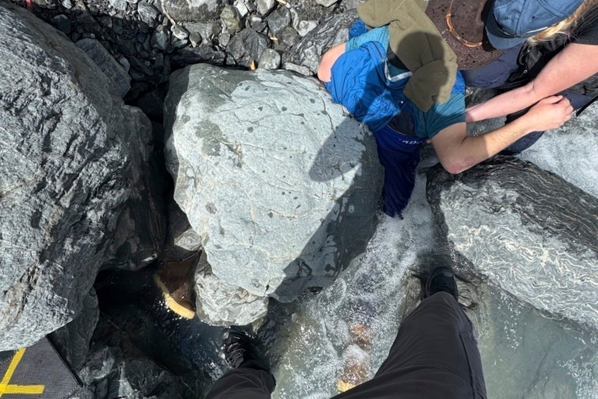 Un hombre en Alaska queda atrapado por una roca de 317 kilos en un arroyo durante tres horas ...