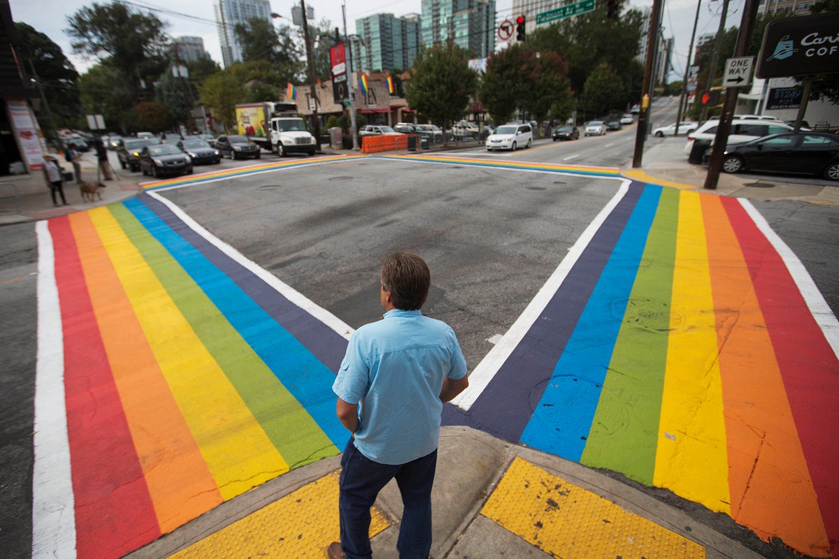 Cuatro personas acusadas de derribar y destruir banderas LGBTQ en ...