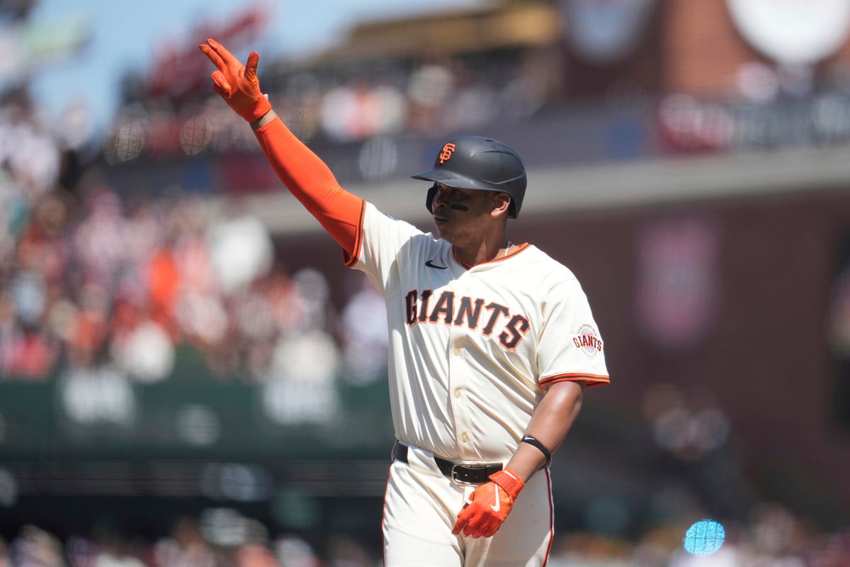 Rafael Devers debuta en 1B con Gigantes tras negarse a jugar esa ...