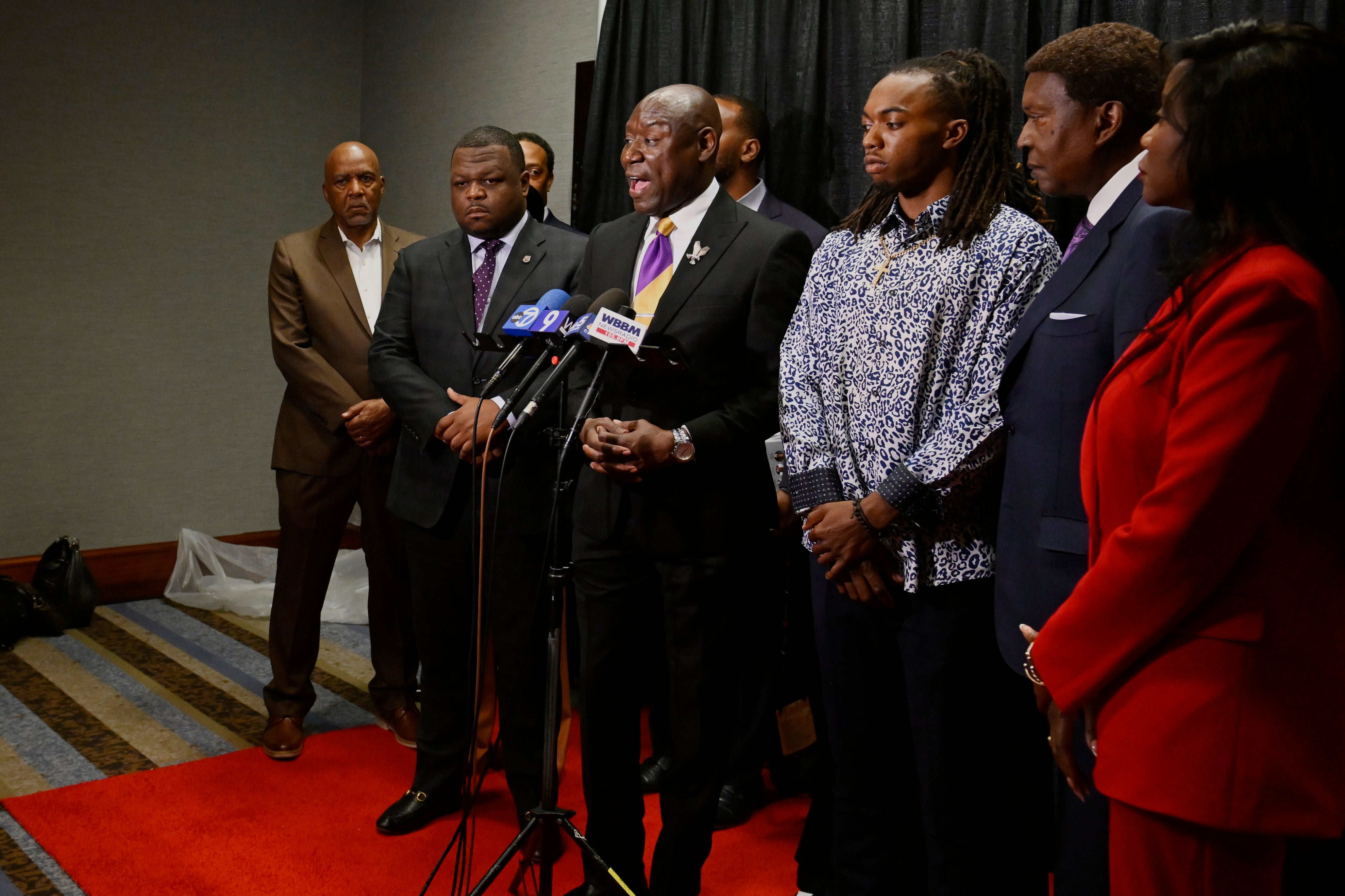 Estudiante negro arrastrado de su auto y golpeado por policías en Florida presenta demanda ...