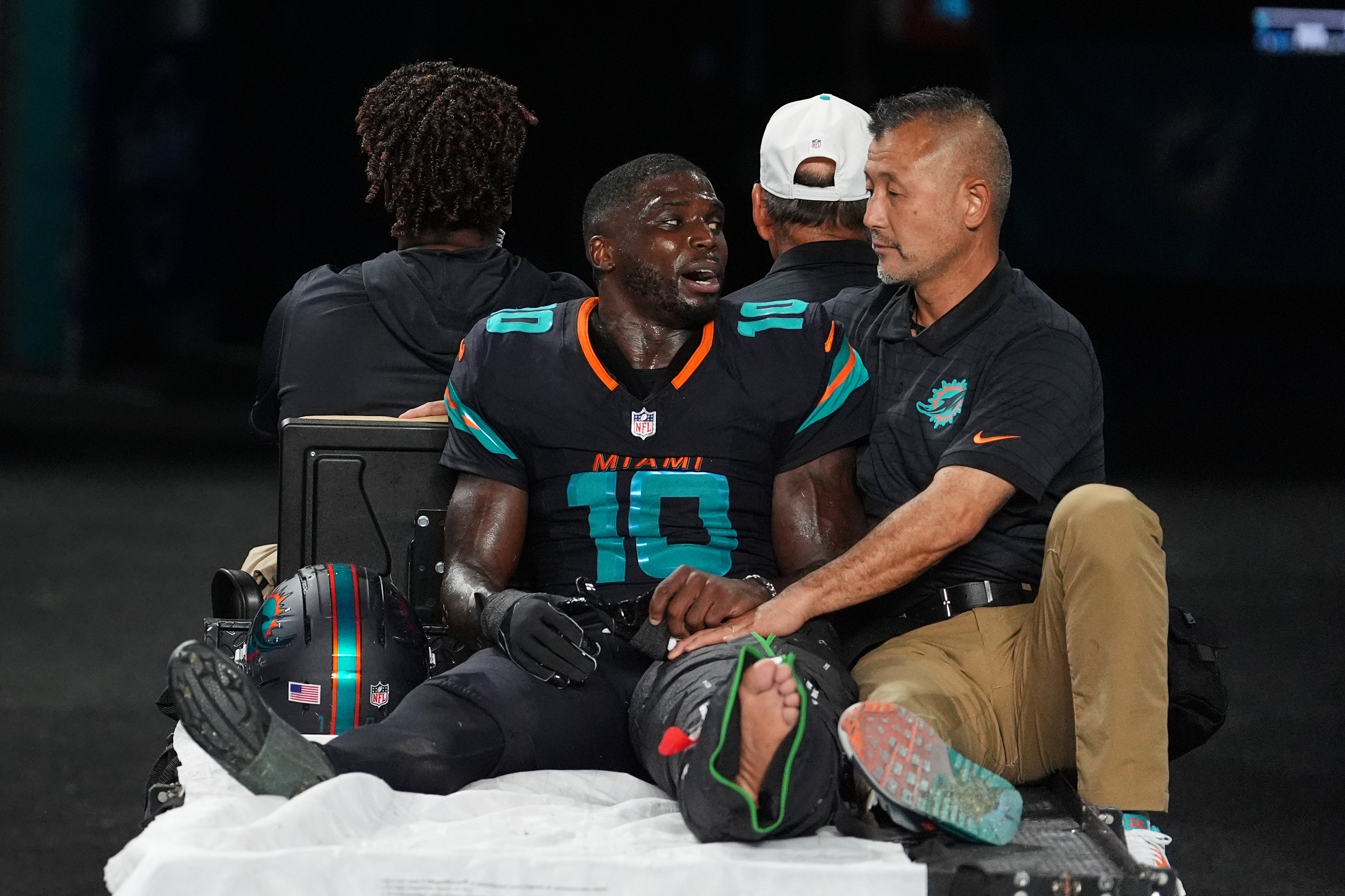 Tyreek Hill de los Dolphins es llevado al hospital por grave lesión en la pierna izquierda ...